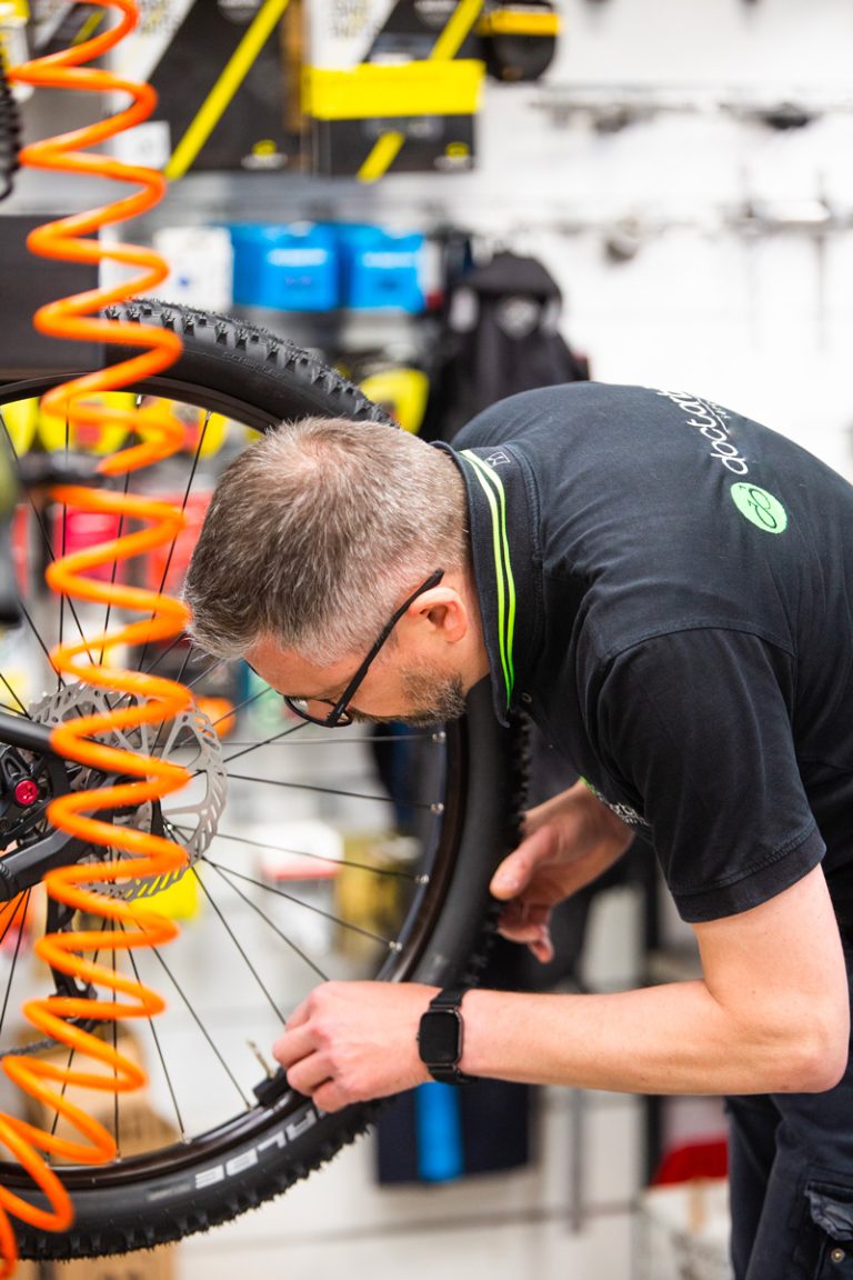 Officina riparazione bici su pista ciclabile a Magenta | Doctorbike